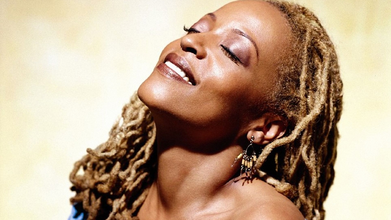 CASSANDRA WILSON : Sa biographie, ses albums, ses concerts