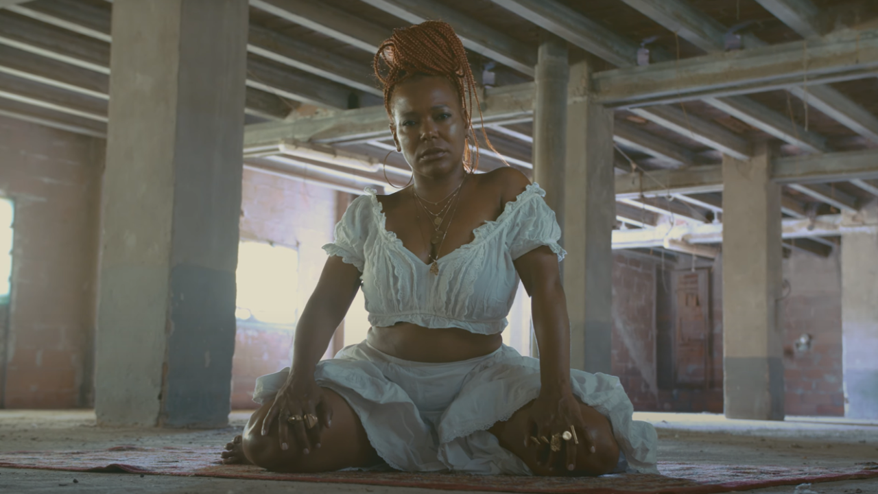 China Moses, intense et sublime dans son tout nouveau clip "it's okay (I'm not alone)"