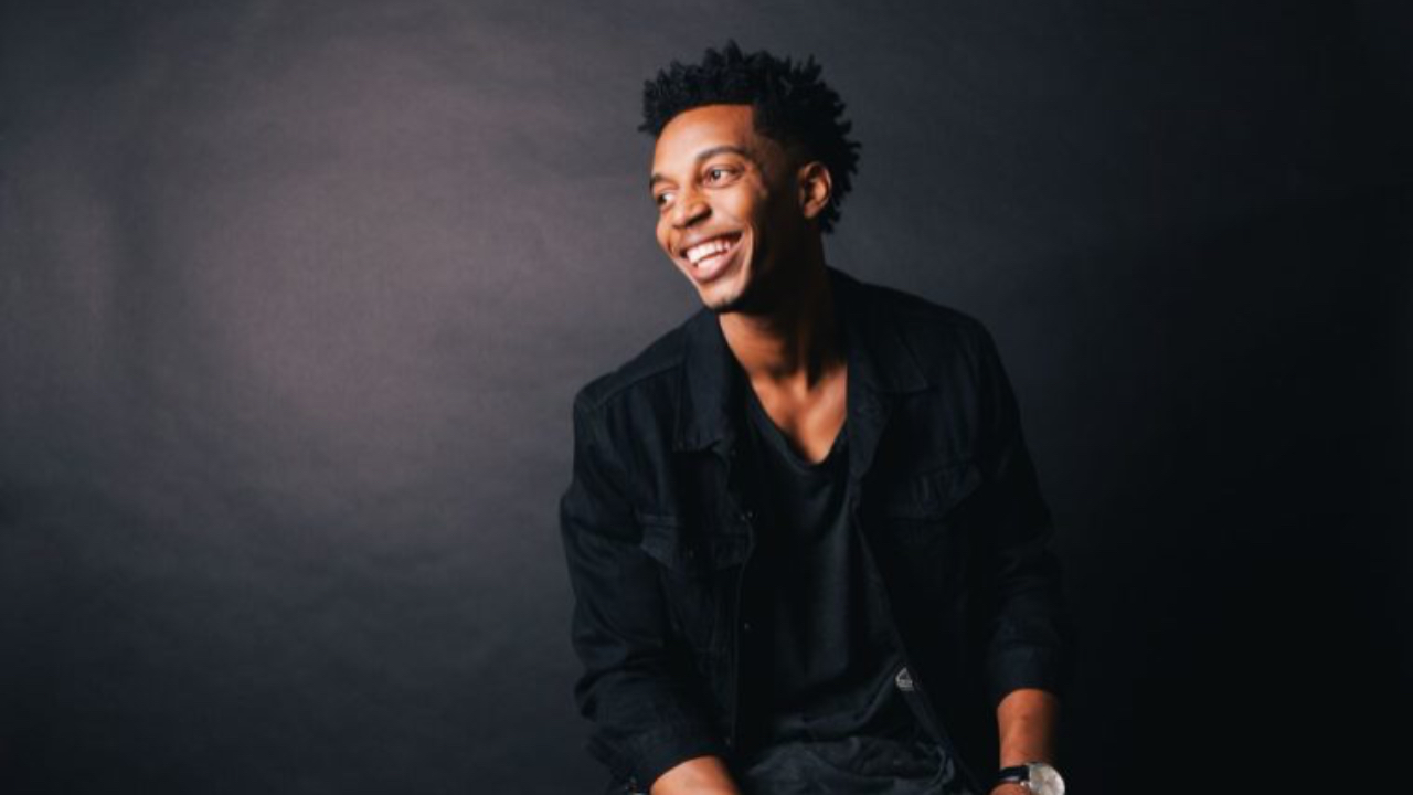 Le chanteur Joseph Solomon partage sa reprise du hit « No One » d ...