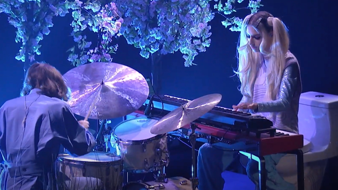 Le duo explosif DOMi & JD Beck interprète son single « TWO SHRiMPS » en ...